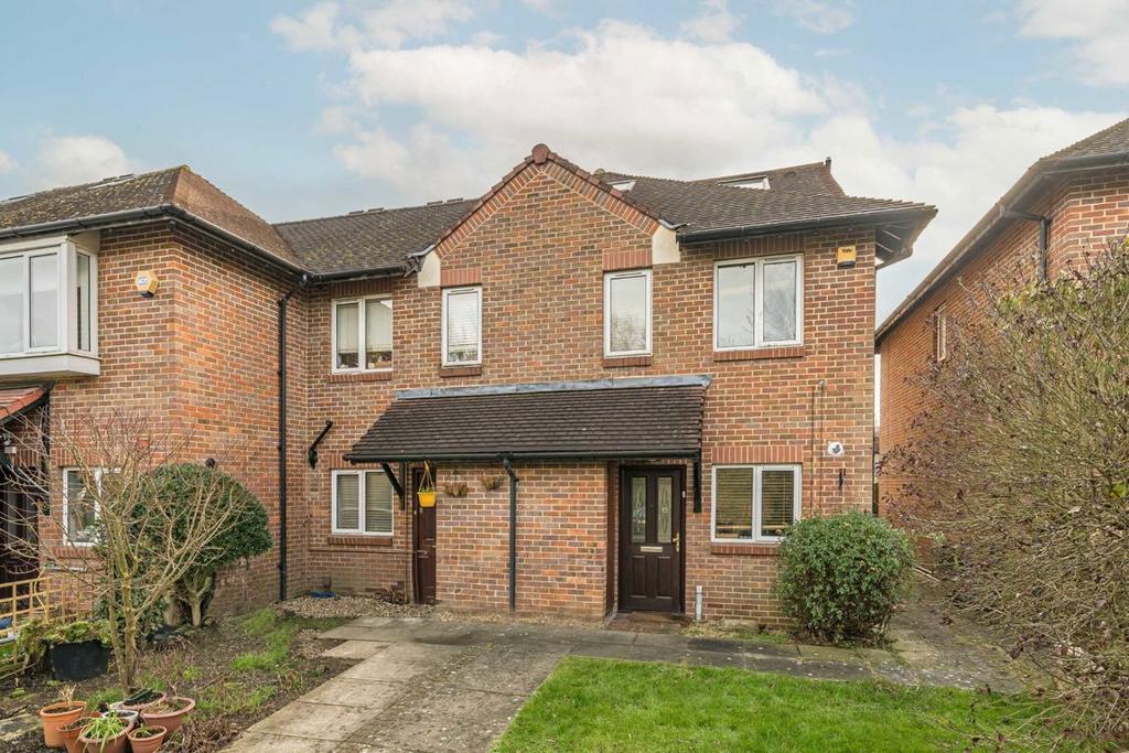 Meldone Close, Surbiton KT5 3 bed end of terrace house for sale - £625,000