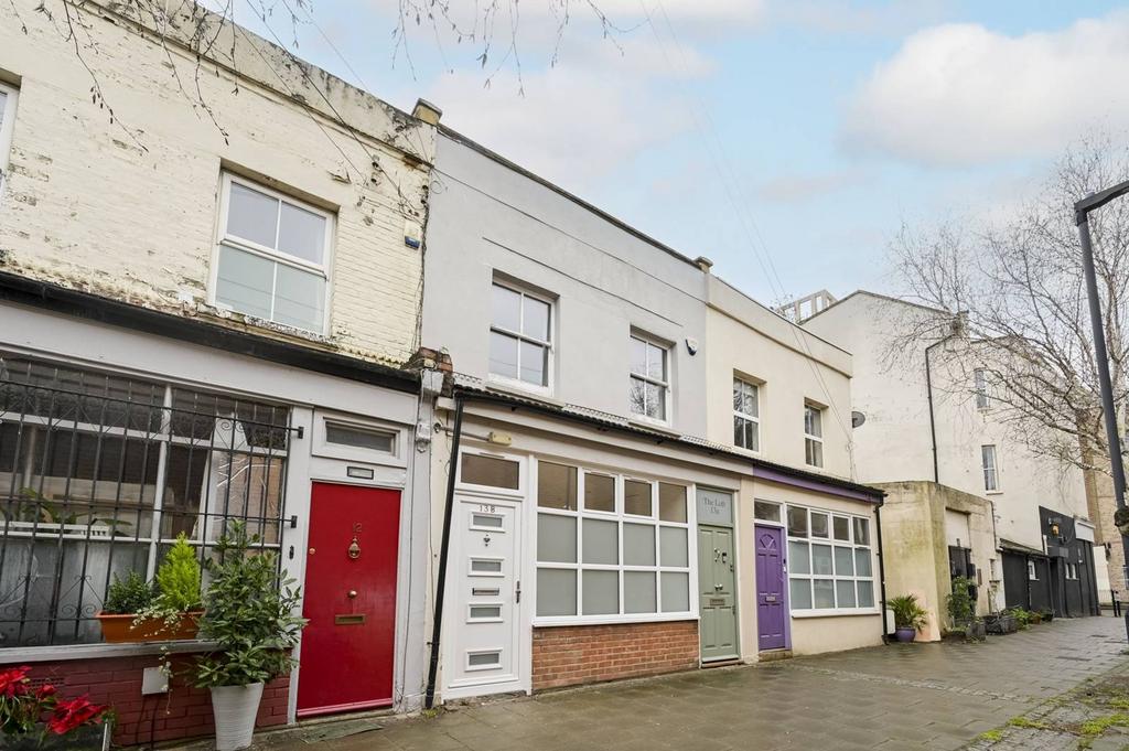 Station Avenue, Brixton, London, SW9 3 bed flat - £500,000