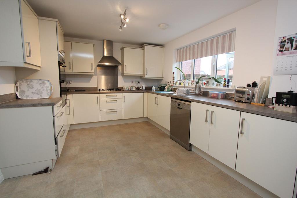 Crib Y Sianel, Rhoose Point, CF62 3NB 4 bed detached house - £375,000