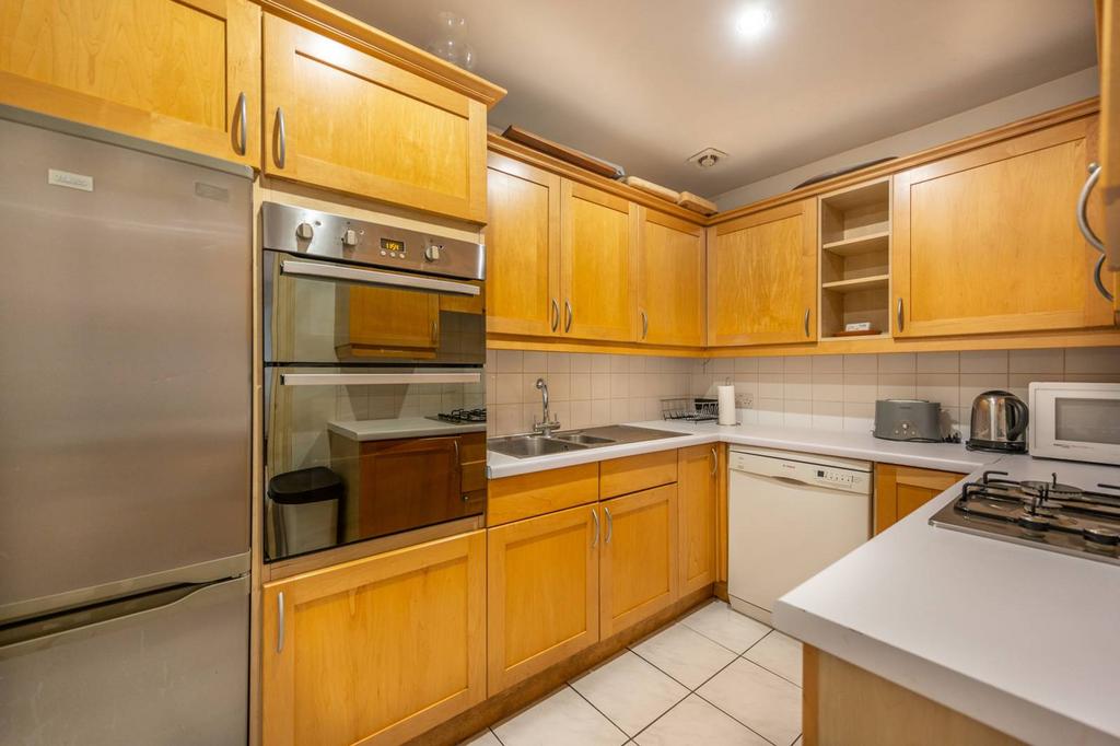 Elsham Road, Holland Park, London, W14 2 bed flat - £2,145 pcm (£495 pw)