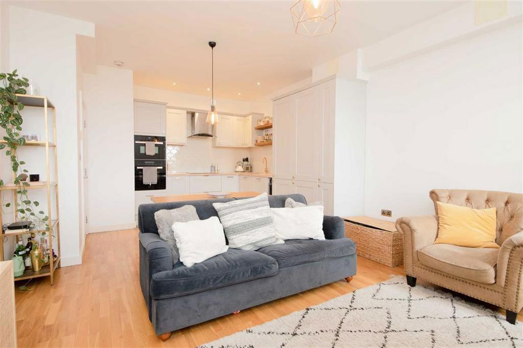 East Arbour Street, London E1 1 bed flat - £350,000