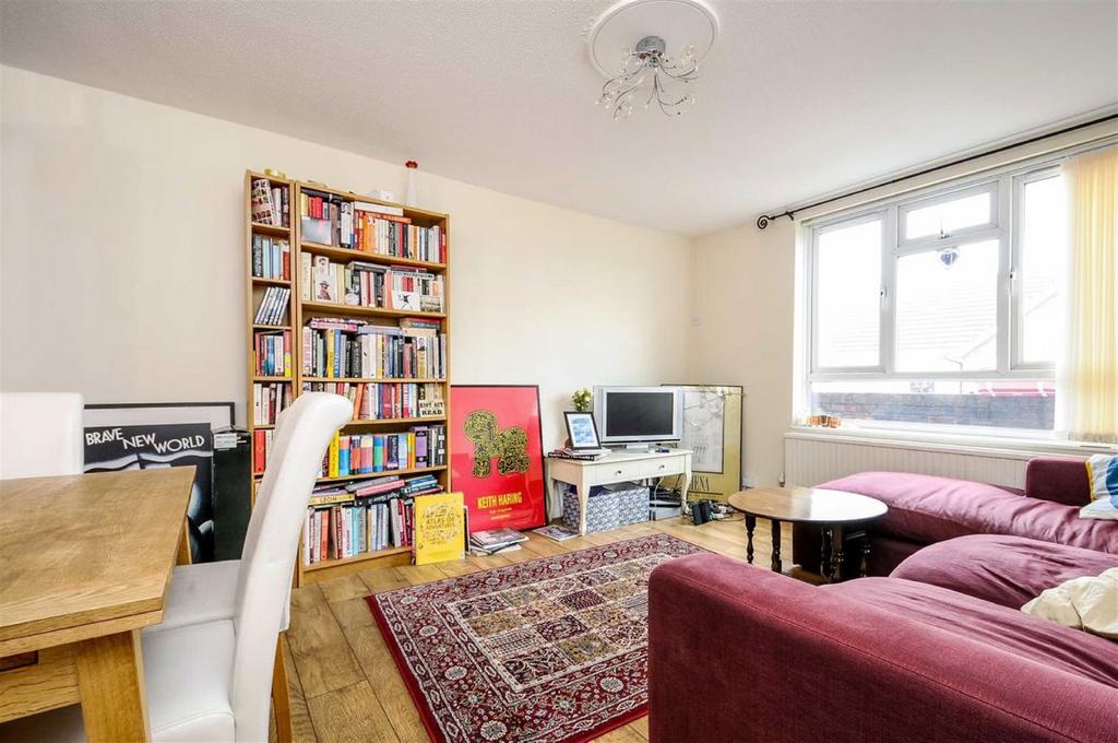 Falcon Road, London SW11 3 bed flat - £2,750 pcm (£635 pw)
