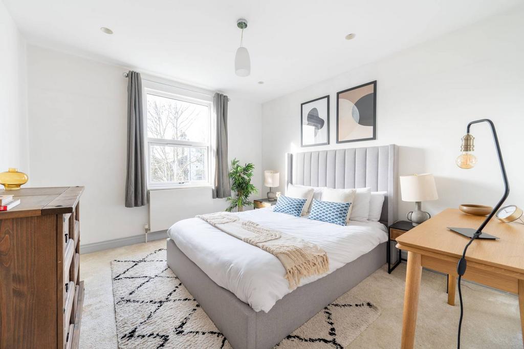 Leghorn Road, Kensal Green, London, NW10 3 bed flat for sale - £575,000
