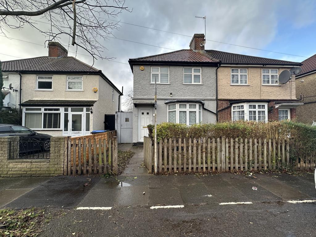 Third Avenue, Enfield EN1 3 bed semi-detached house - £2,200 pcm (£508 pw)