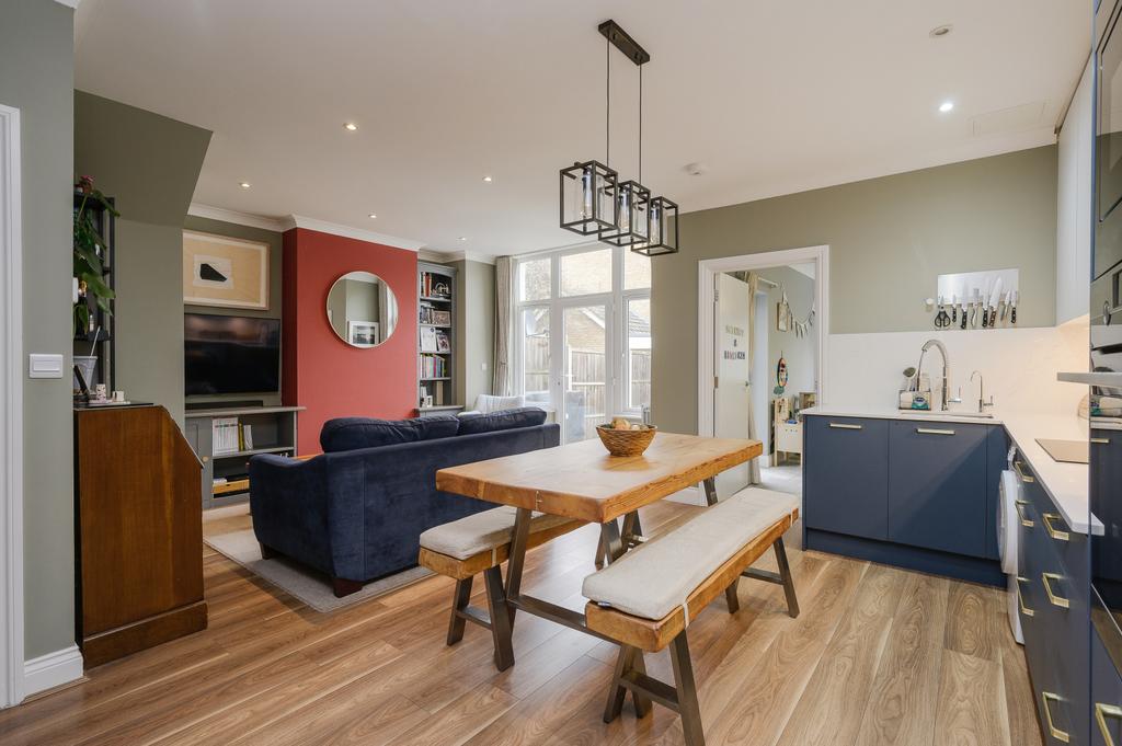 Merton Road, London SW19 2 bed apartment - £600,000