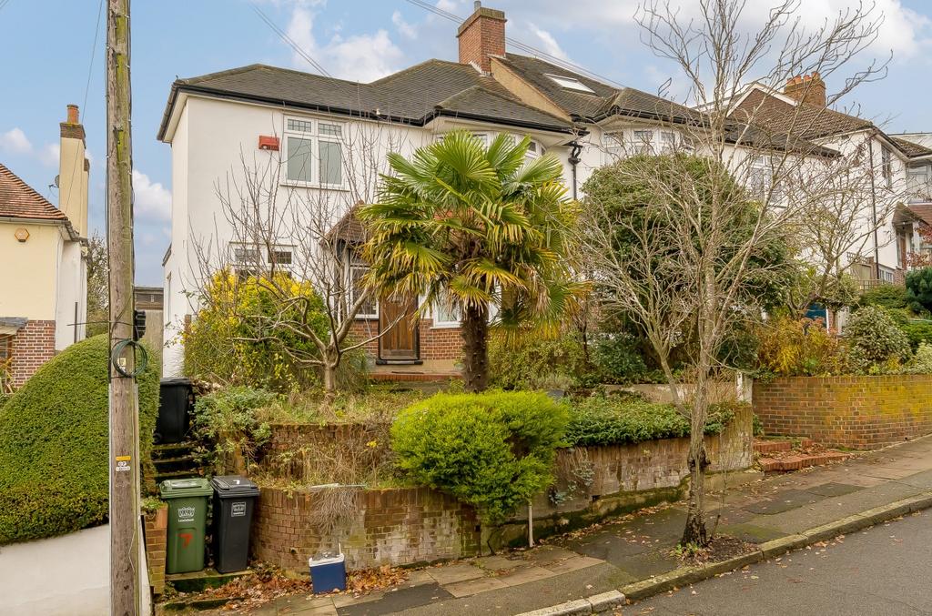 Horniman Drive London SE23 4 bed semi-detached house - £3,000 pcm (£692 pw)
