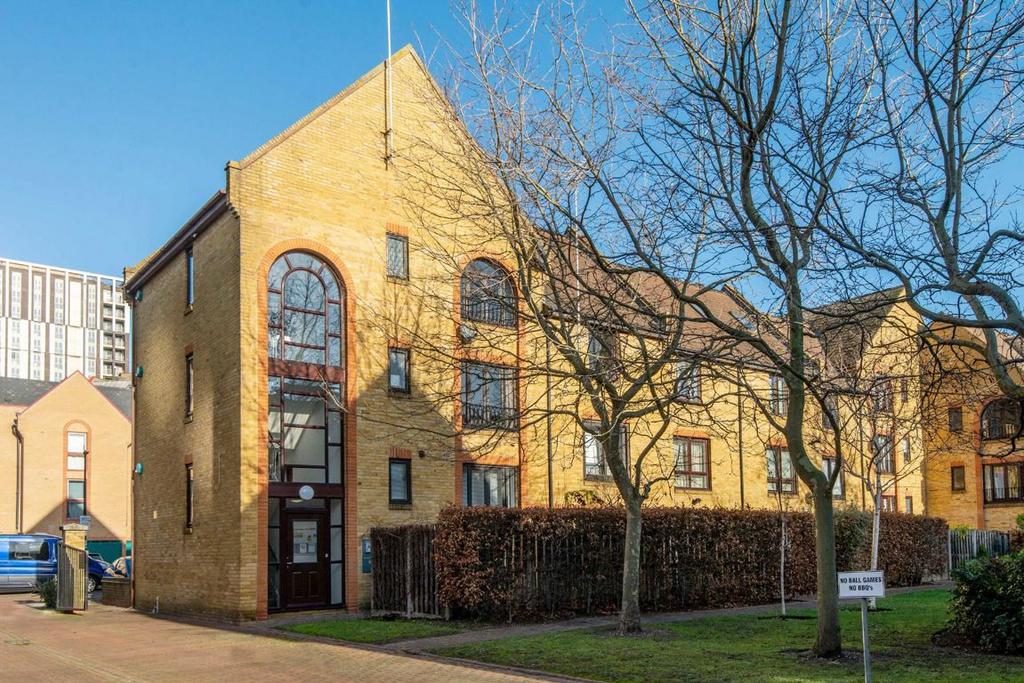Kennet Street, London E1W 2 bed flat - £525,000