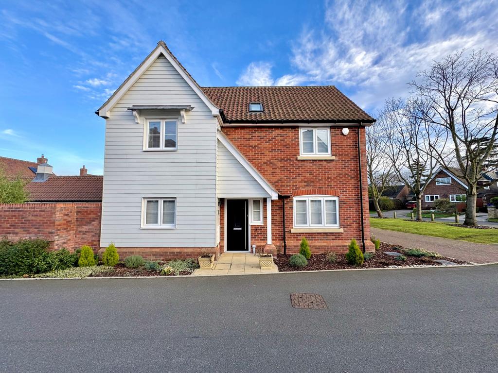 Maple Close, Chelmsford, Essex, CM1 3FL 3 bed detached house - £2,200 ...