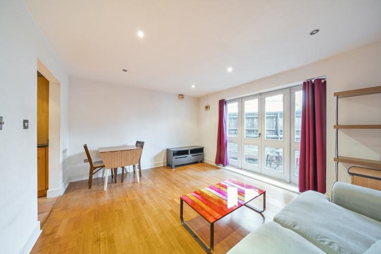 Falcon Road London SW11 2 bed apartment - £2,400 pcm (£554 pw)