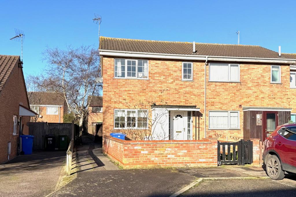 Holst Close, Lowestoft, NR33 3 bed end of terrace house - £185,000