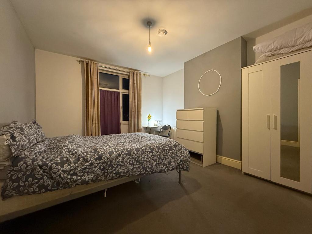 Court Road, Eltham, SE9 House share - £850 pcm (£196 pw)