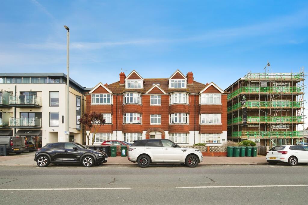 Kingsway, Hove 2 bed flat - £1,300 pcm (£300 pw)