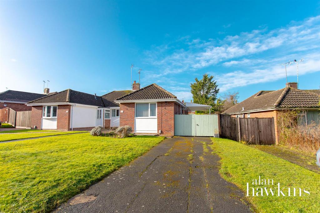 Noredown Way, Royal Wootton Bassett, 2 bed semi-detached bungalow - £ ...
