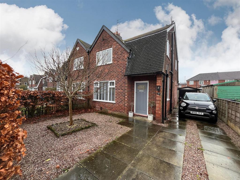 Wallingford Road, Handforth, Wilmslow 3 bed semi-detached house - £375,000