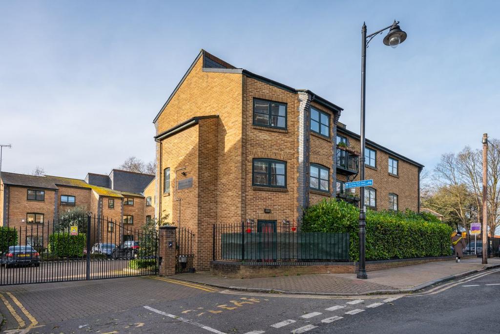 Parnell Road, London E3 3 bed terraced house for sale - £700,000