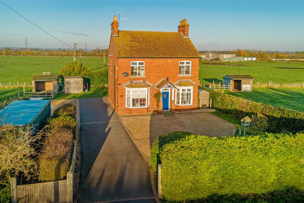 Fosse Road, Brough, Newark 3 bed detached house - £475,000