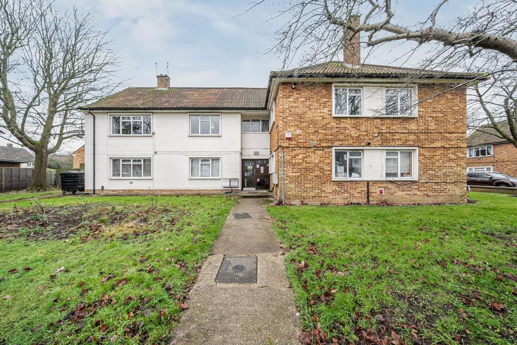 Diamond Road, Ruislip, Middlesex 2 bed apartment - £325,000