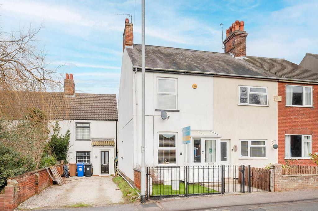 Victoria Road, Lowestoft 2 bed end of terrace house - £175,000