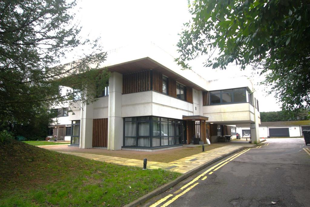 Hopewood Park, Deepdene Avenue, Dorking 2 bed flat - £1,450 pcm (£335 pw)