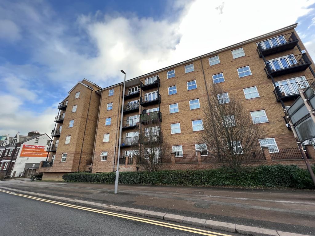 Luton LU1 1 bed flat - £150,000