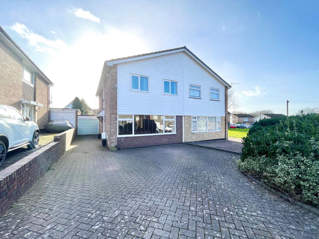 Kestrel Road, Dudley DY1 3 bed semi-detached house - £240,000