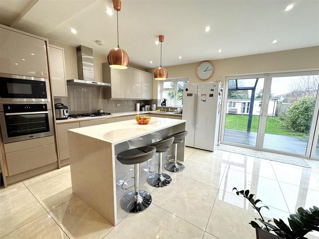 Brampton Road, Bexleyheath DA7 5 bed semi-detached house to rent - £ ...