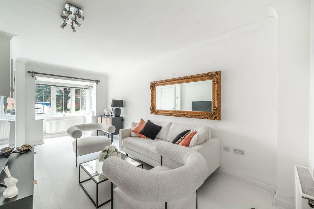 Capel Crescent, Stanmore, HA7 4 bed detached house - £3,200 pcm (£738 pw)