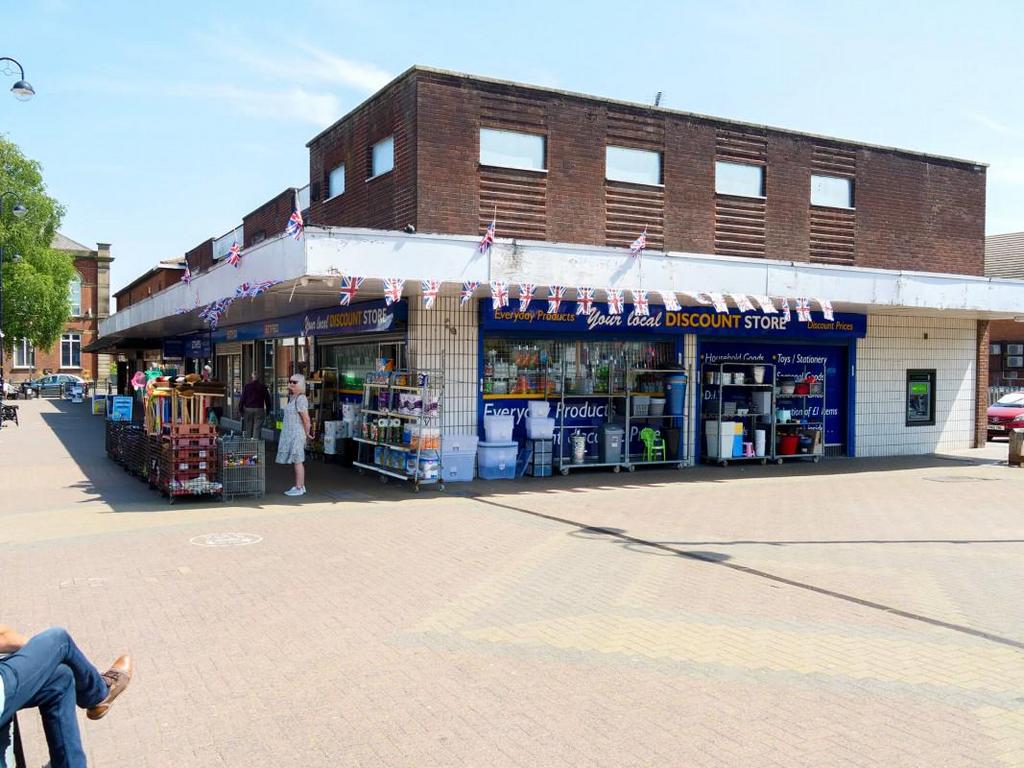 Royton Square, Oldham OL2 Retail property (out of town) - £1,250 pcm (£ ...