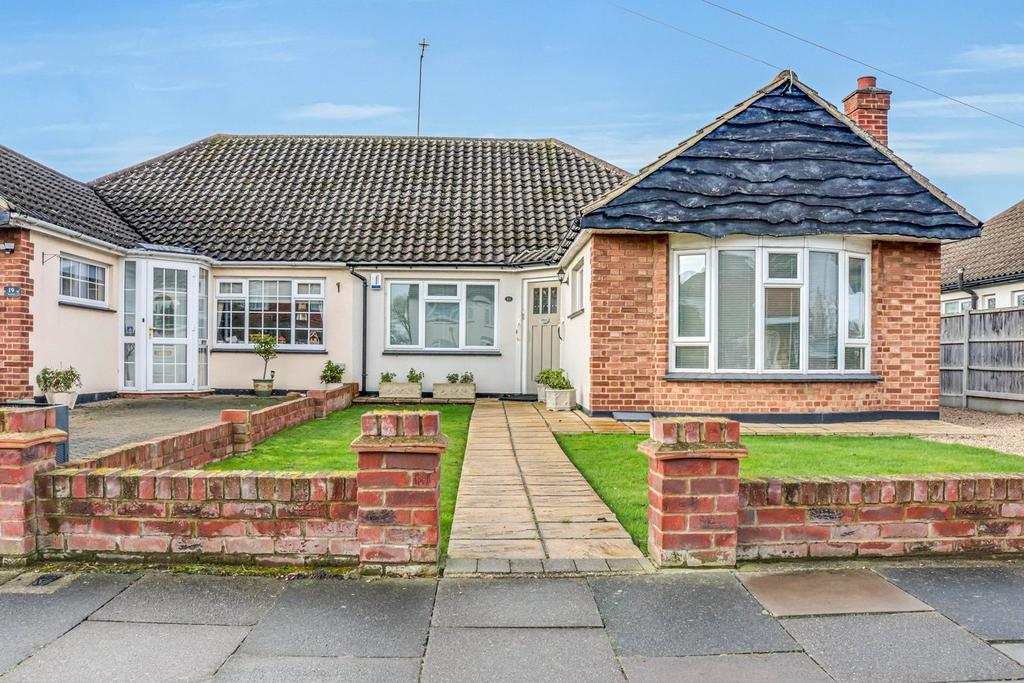Wyatts Drive, Thorpe Bay SS1 3 bed semi-detached bungalow - £475,000