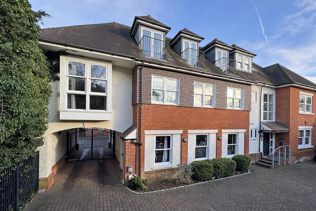 Godalming * NO ONWARD CHAIN* 2 bed flat for sale - £375,000