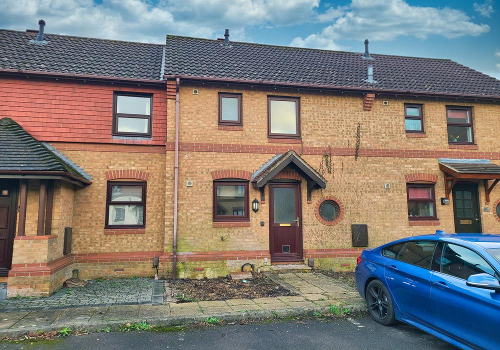 Surrey Close, Totton SO40 2 bed terraced house - £240,000