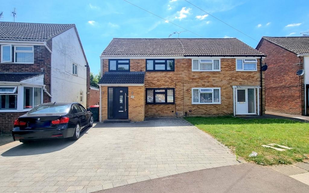 Stafford Road, Crawley, West Sussex.... 3 bed semi-detached house - £ ...