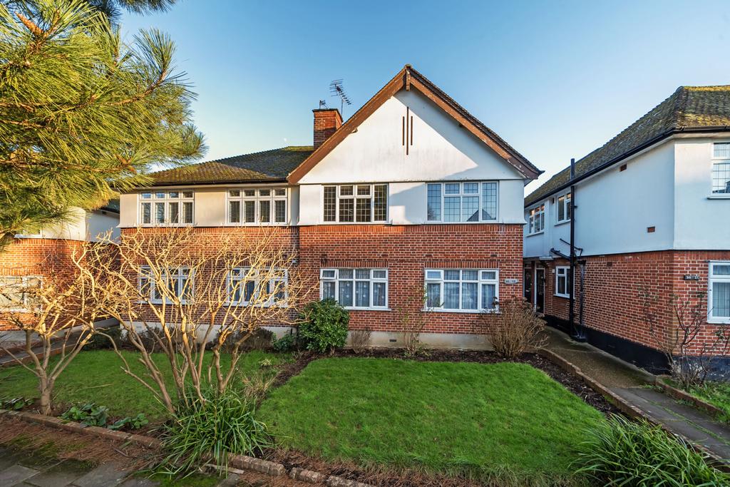 Lloyd Court, Pinner 2 bed maisonette - £375,000