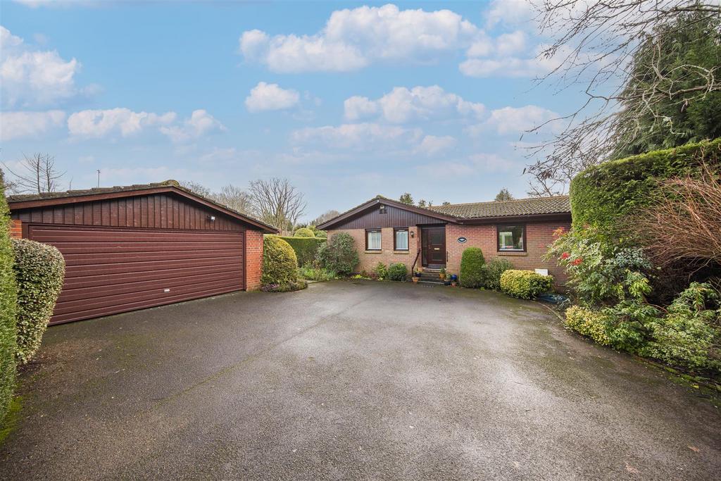 Combe Bank Drive, Sevenoaks TN14 3 bed detached bungalow for sale - £ ...