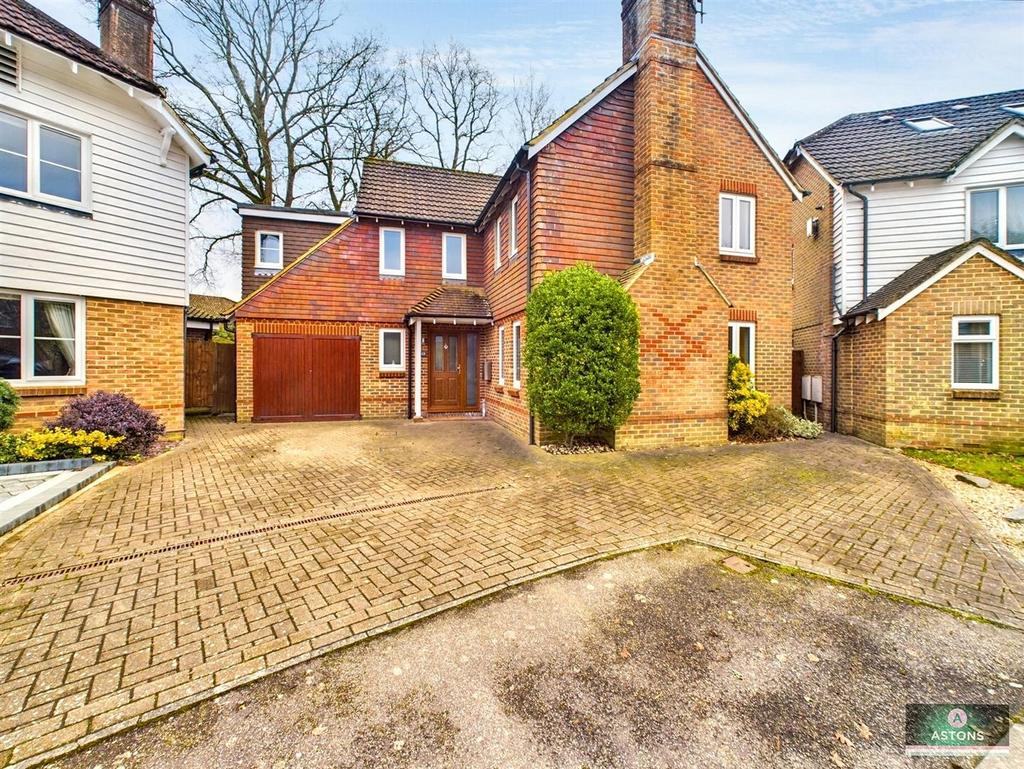 Rowfant Close, Worth RH10 4 bed detached house for sale - £650,000