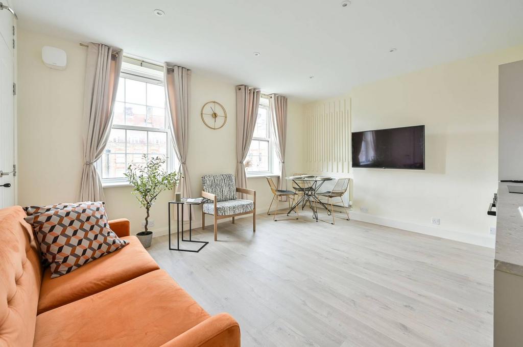 Comber Grove, Camberwell, London, SE5 2 bed flat - £2,000 pcm (£462 pw)