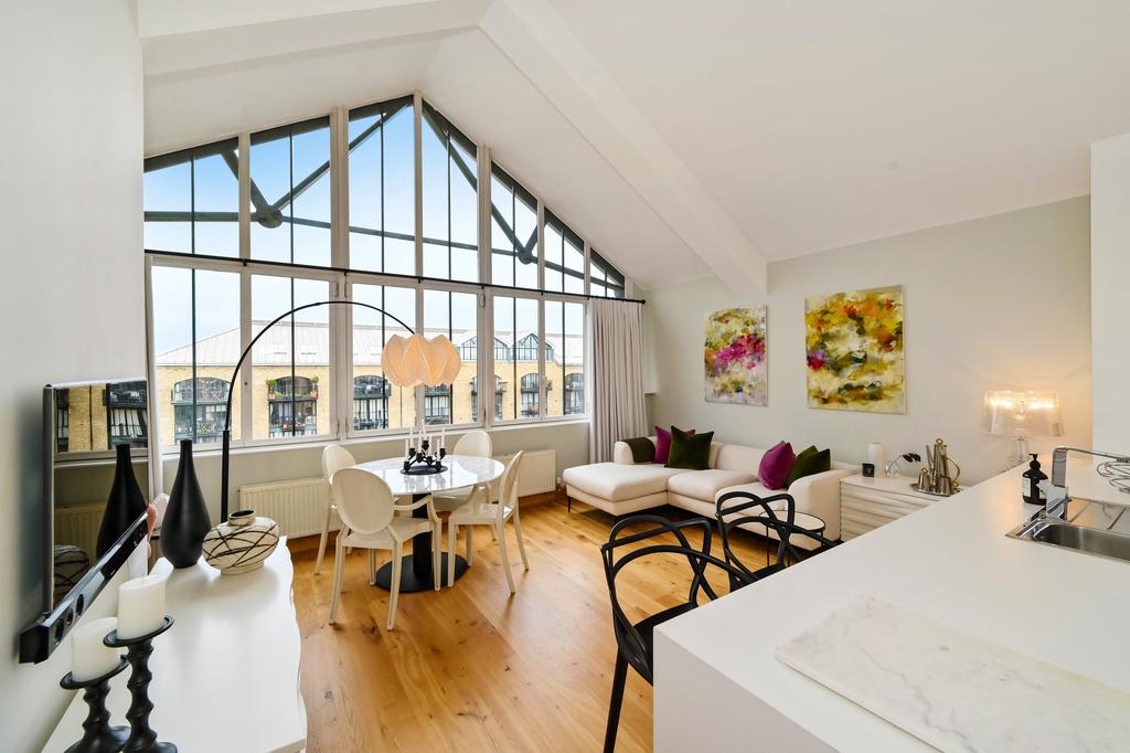 Beacon House, London E14 2 bed flat - £500,000