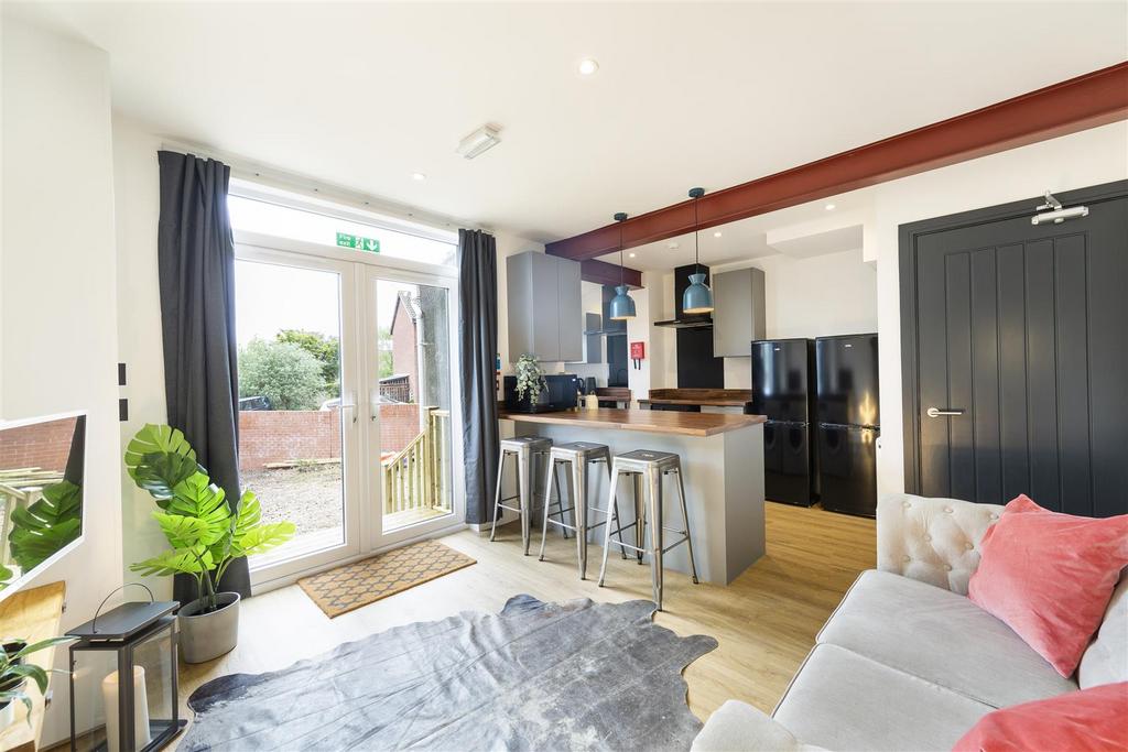 Charlton Road, Bristol BS15 6 bed house - £4,050 pcm (£935 pw)