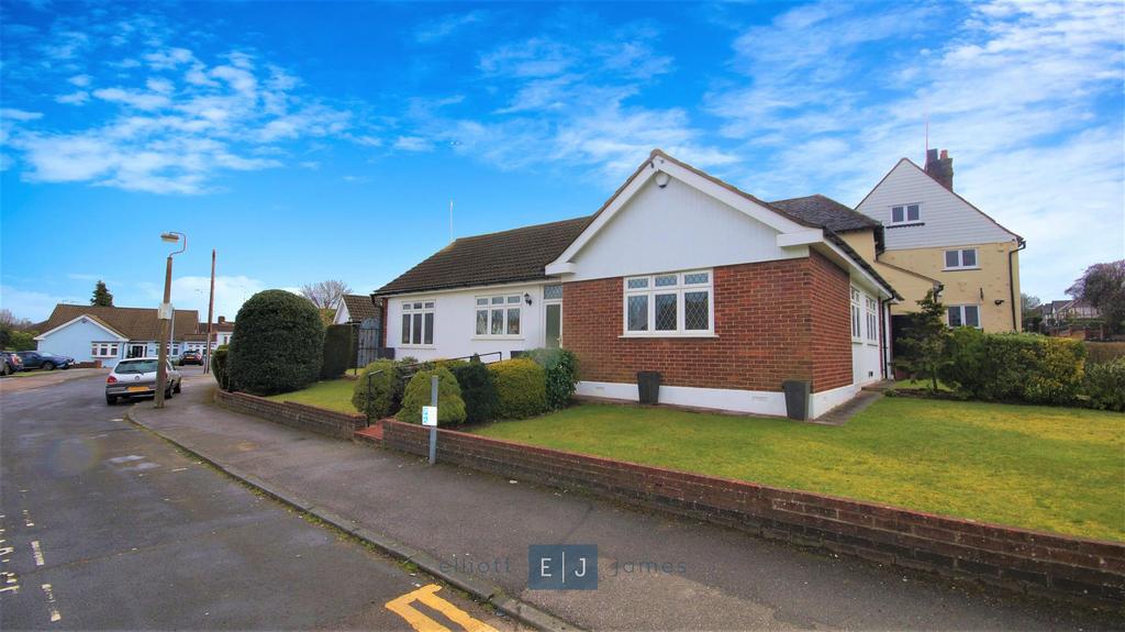 Hainault Grove, Chigwell IG7 3 bed detached bungalow to rent - £2,500 ...