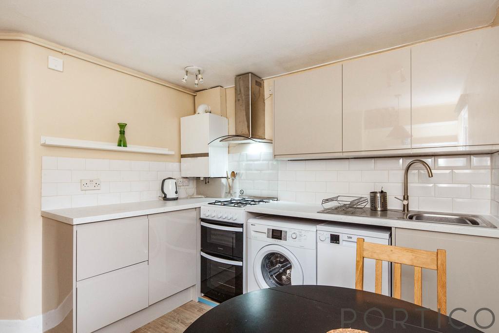 Rowena Crescent, SW11 2 bed apartment - £2,100 pcm (£485 pw)