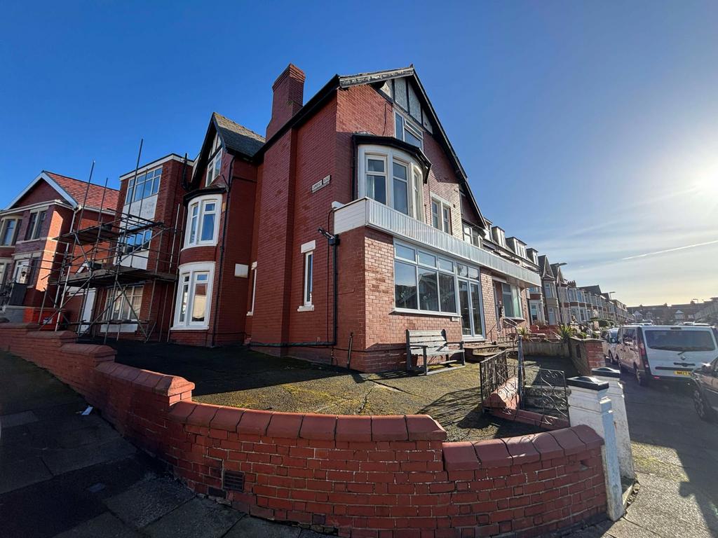 Seafield Road, North Shore FY1 8 bed semi-detached house for sale - £ ...