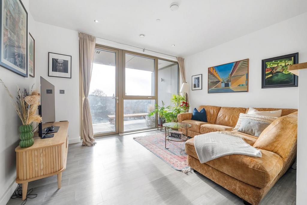Stockwell Road, SW9 2 bed flat - £600,000