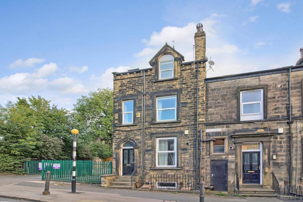 Victoria Road, Leeds 4 bed flat to rent - £2,253 pcm (£520 pw)