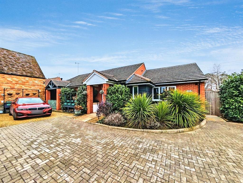 Three Cocks Lane, Offenham 2 bed semi-detached bungalow - £1,200 pcm (£ ...