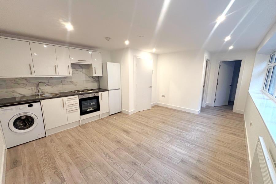 22 Commercial Way, Woking GU21 1 bed flat - £1,250 pcm (£288 pw)