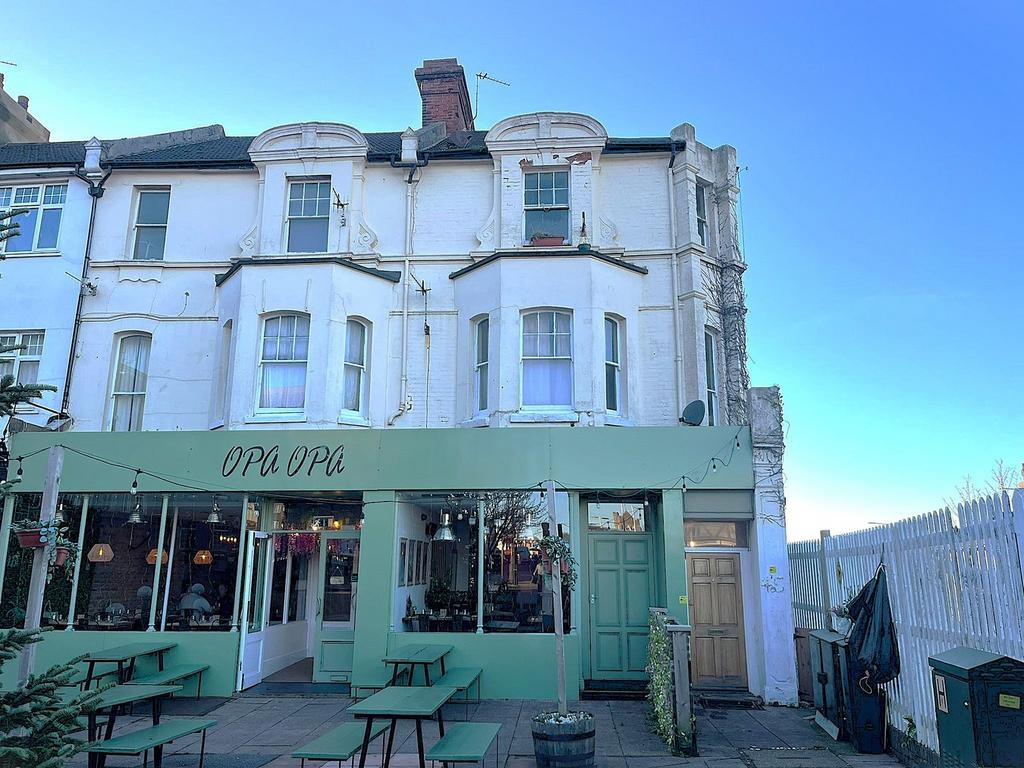 Devonshire Square, Bexhill On Sea, TN40 2 bed flat - £875 pcm (£202 pw)