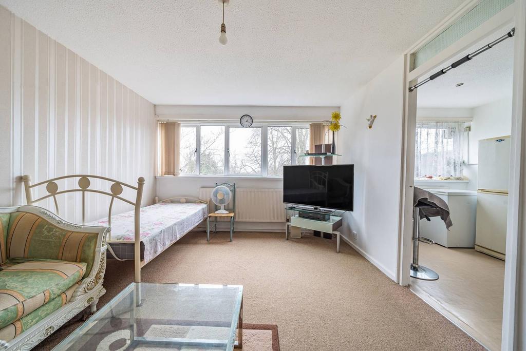 Copley Close, West Ealing, London, W7 3 bed flat for sale - £399,000