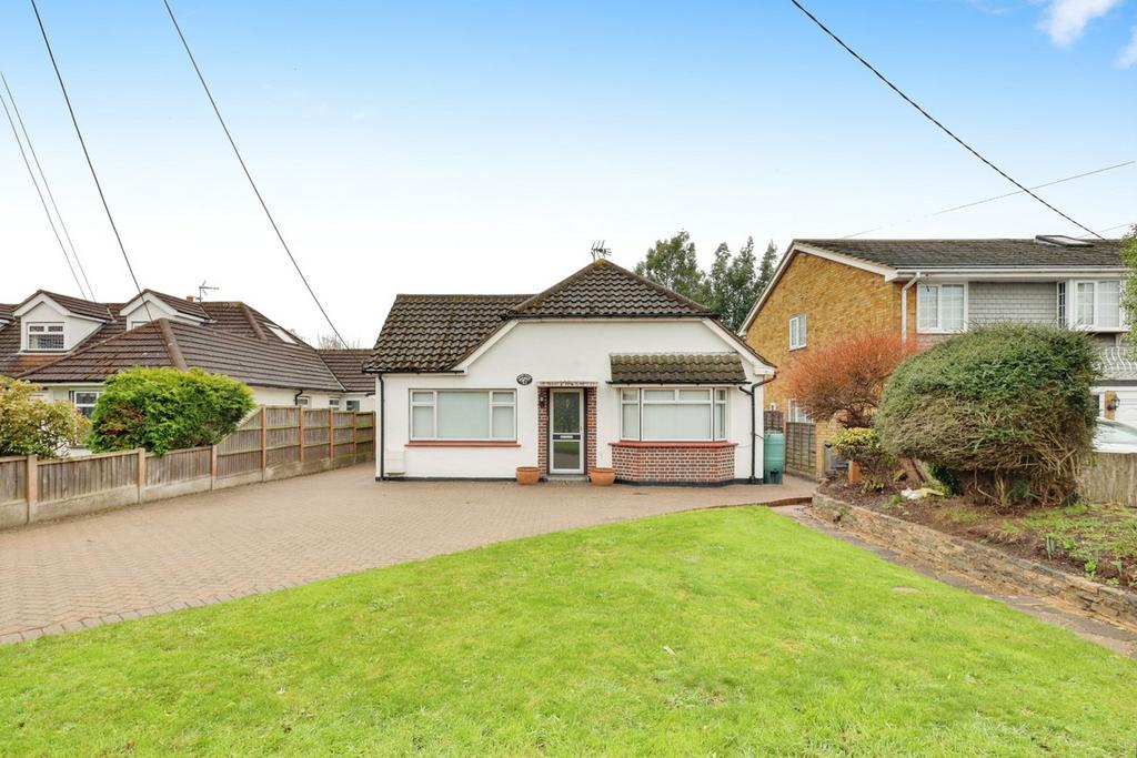 Rawreth Lane, Rayleigh, SS6 3 bed detached bungalow - £450,000