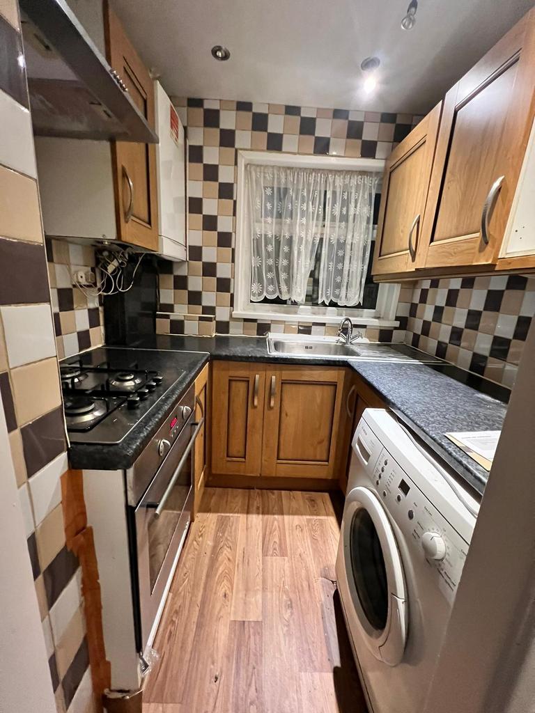 Feltham, TW14 2 bed maisonette to rent - £1,800 pcm (£415 pw)