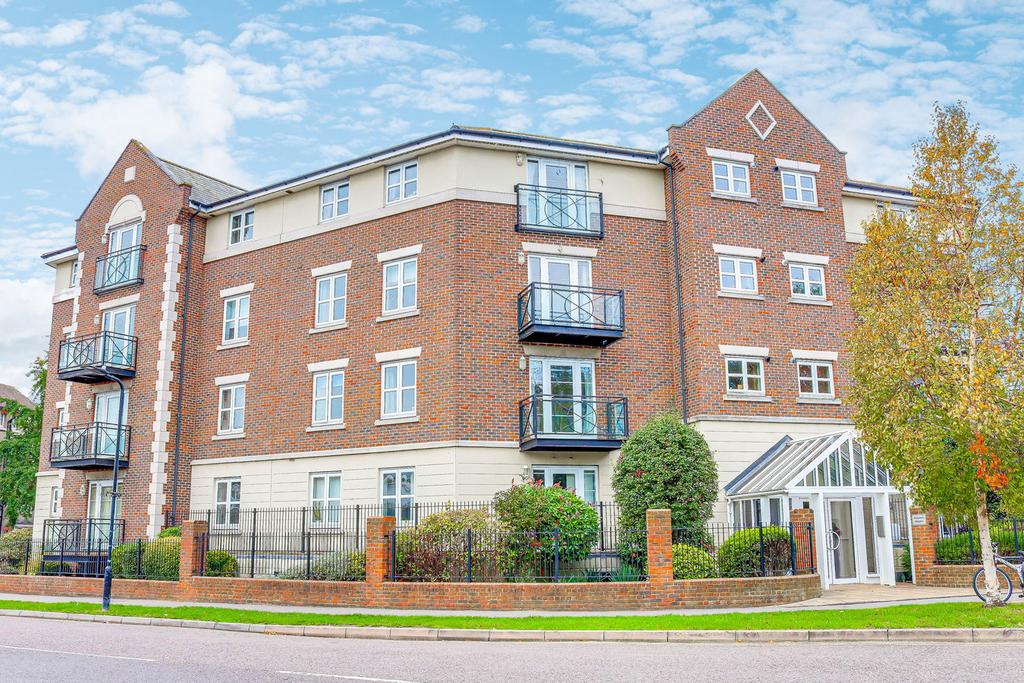 The Broadway, Thorpe Bay SS1 2 bed flat for sale - £350,000